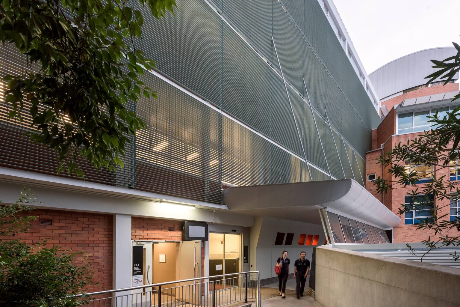 Centenary State High School – Louvreclad